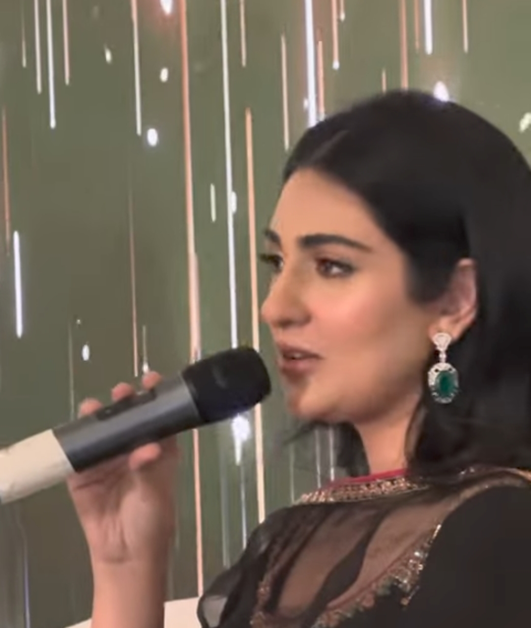 Sarah Khan Opens Up About Crying in Dramas | Reviewit.pk