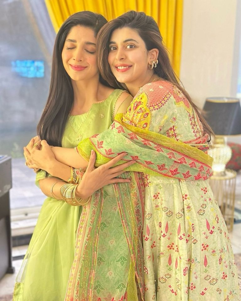 Urwa Hocane and Mawra Hocane Share Pictures with Family | Reviewit.pk