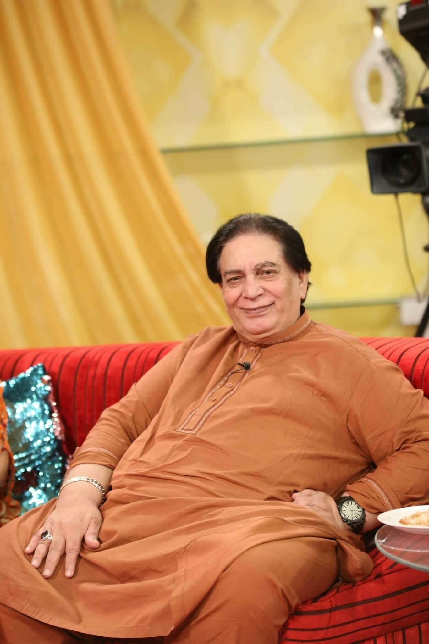 Abid Kashmiri's Son Shares Love For Him In Last Show | Reviewit.pk