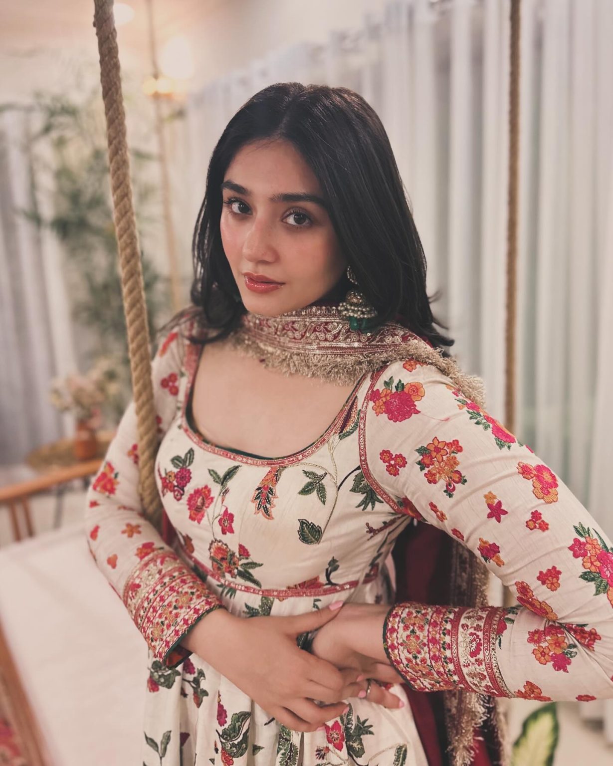 Durefishan Saleem and Her Younger Sister's Adorable Pictures | Reviewit.pk