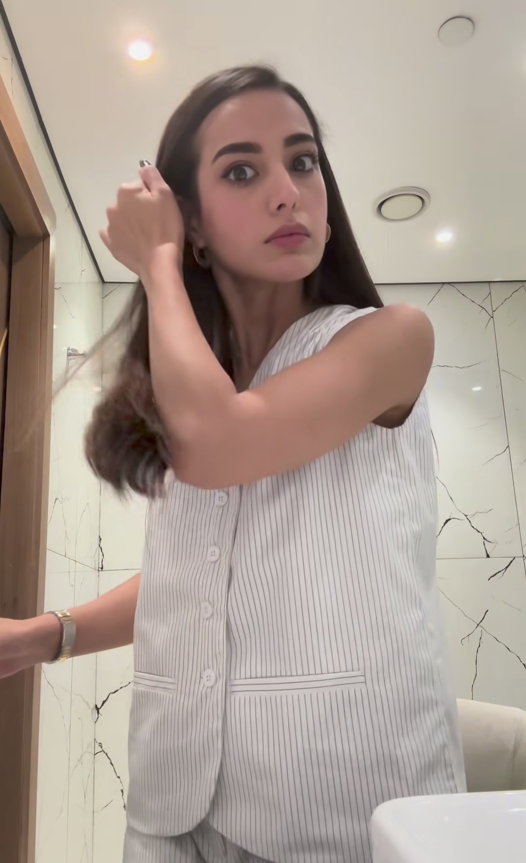 Iqra Aziz Shares Her Go To Make Up Look | Reviewit.pk