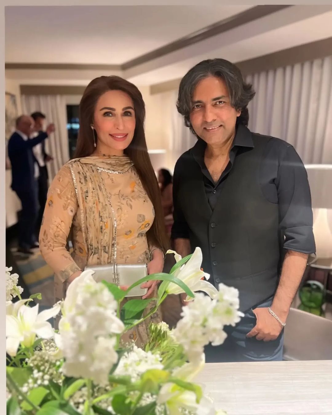 Reema Khan's Adorable New Pictures with Husband & Friends | Reviewit.pk