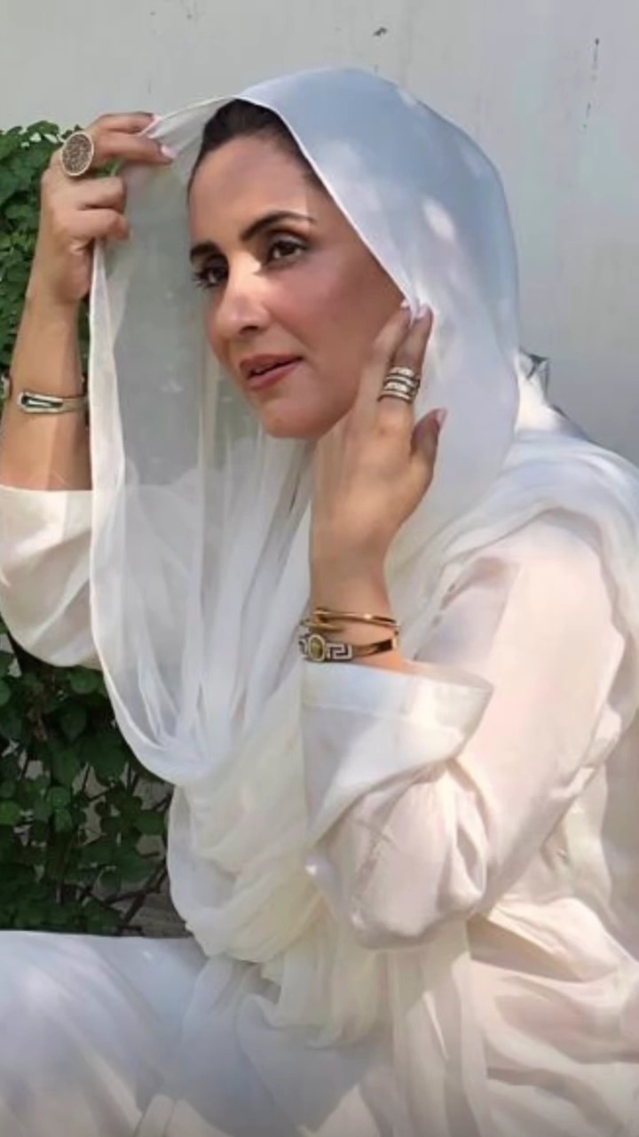 Sabreen Hisbani's Mohabbat Reza Reza Teasers Impress Fans | Reviewit.pk