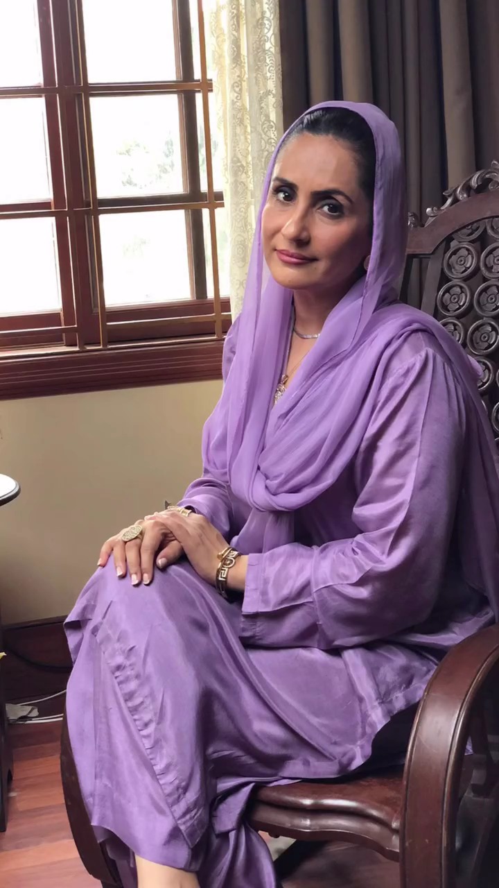 Sabreen Hisbani's Mohabbat Reza Reza Teasers Impress Fans | Reviewit.pk