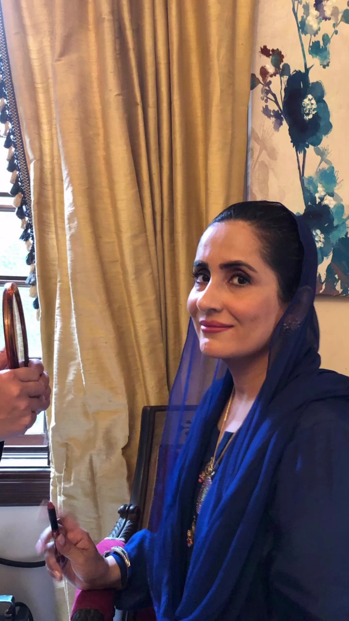 Sabreen Hisbani's Mohabbat Reza Reza Teasers Impress Fans | Reviewit.pk