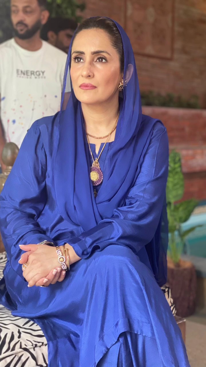 Sabreen Hisbani's Mohabbat Reza Reza Teasers Impress Fans | Reviewit.pk