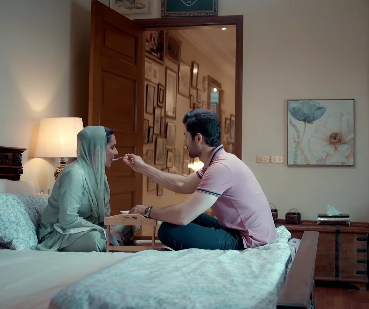 Sabreen Hisbani's Mohabbat Reza Reza Teasers Impress Fans | Reviewit.pk