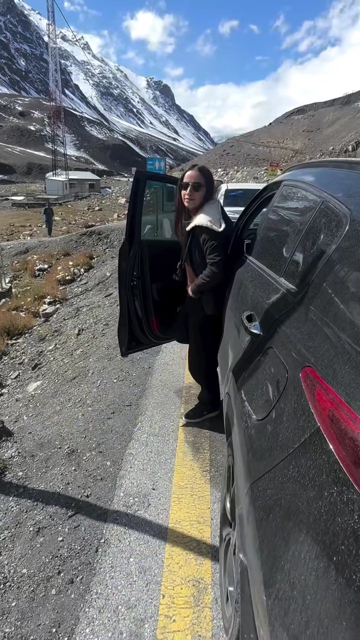 Shahzad Sheikh With Wife Hina Mir In Hunza Valley | Reviewit.pk