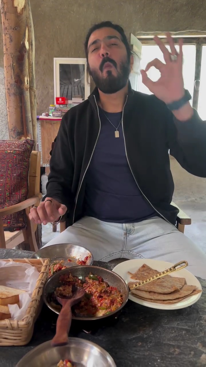 Shahzad Sheikh With Wife Hina Mir In Hunza Valley | Reviewit.pk