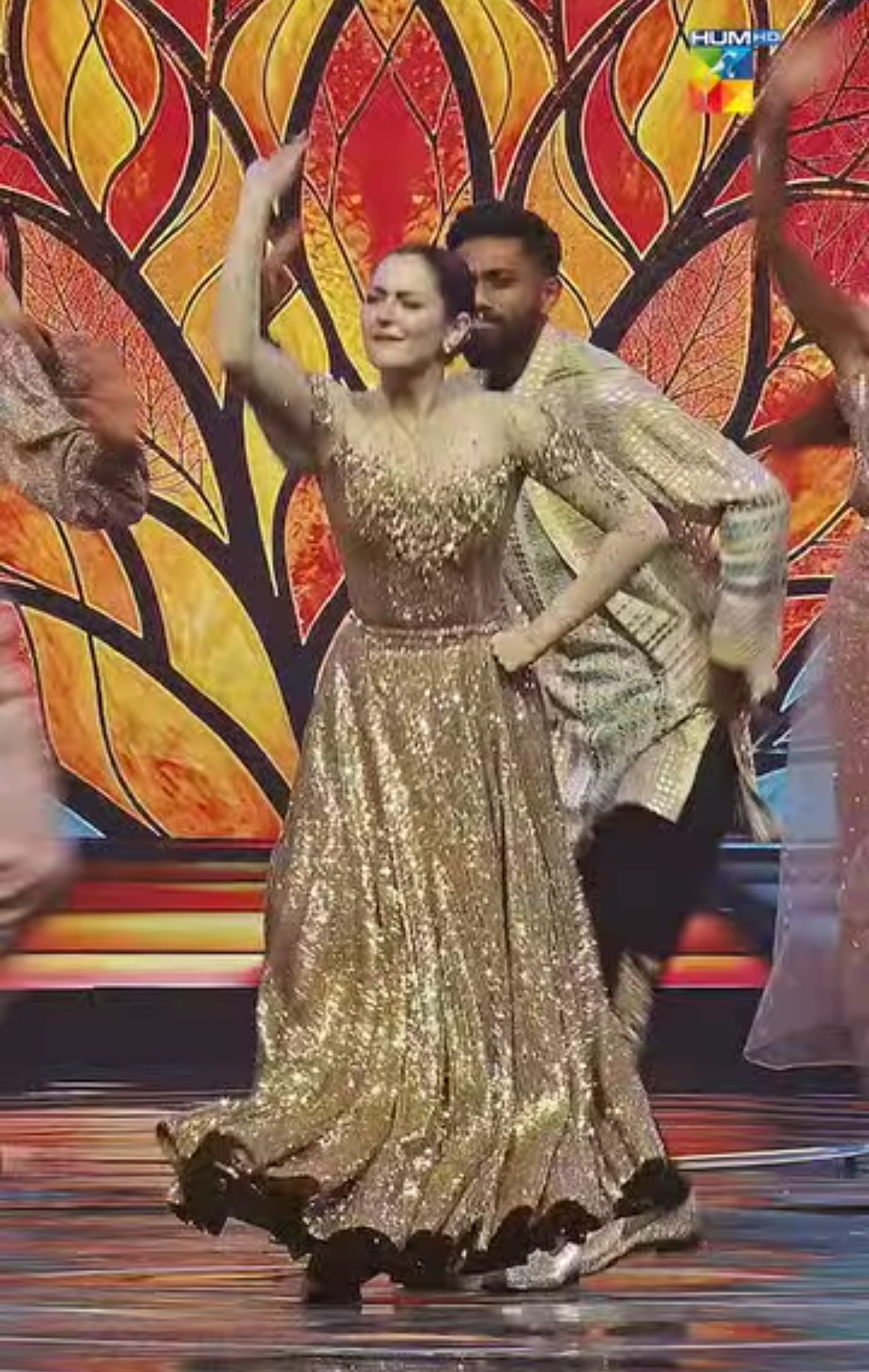 Mahira Khan & Hania Aamir Dance Videos from Hum Awards | Reviewit.pk