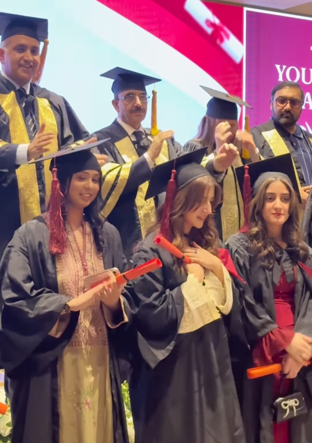 Dananeer Mobeen Graduation Ceremony Pictures with Parents | Reviewit.pk