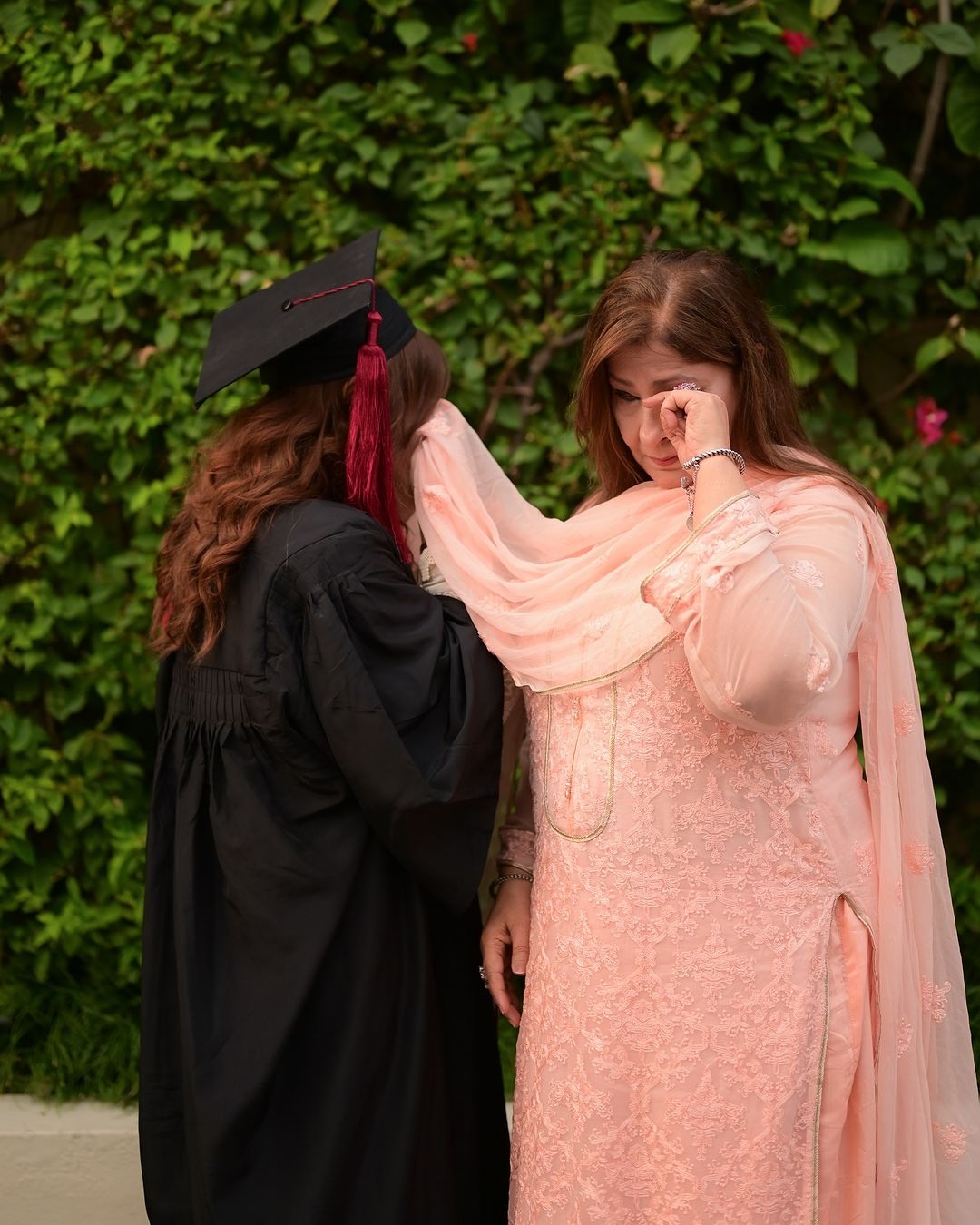 Dananeer Mobeen Graduation Ceremony Pictures with Parents | Reviewit.pk