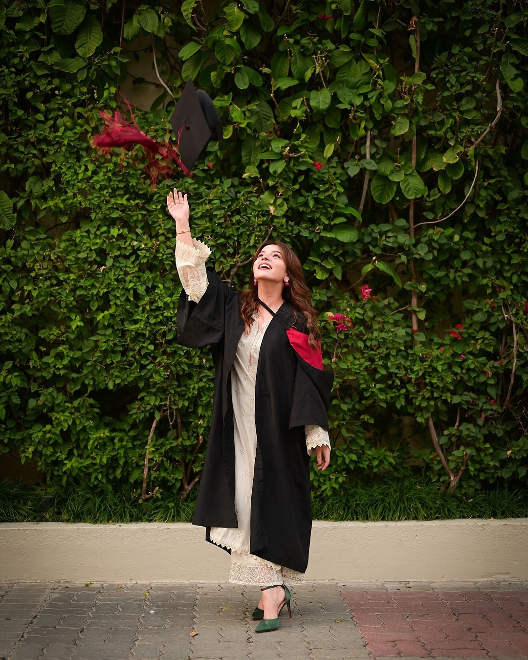 Dananeer Mobeen Graduation Ceremony Pictures with Parents | Reviewit.pk