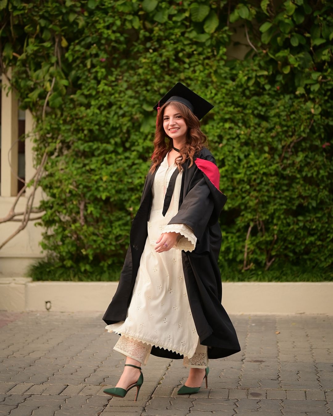 Dananeer Mobeen Graduation Ceremony Pictures with Parents | Reviewit.pk