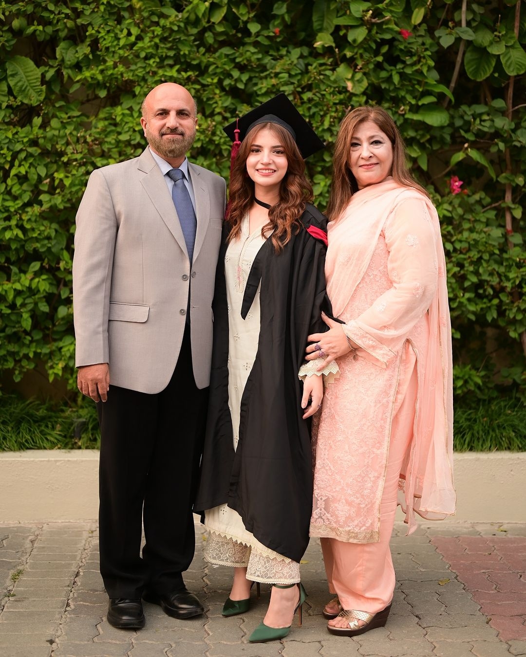 Dananeer Mobeen Graduation Ceremony Pictures with Parents | Reviewit.pk