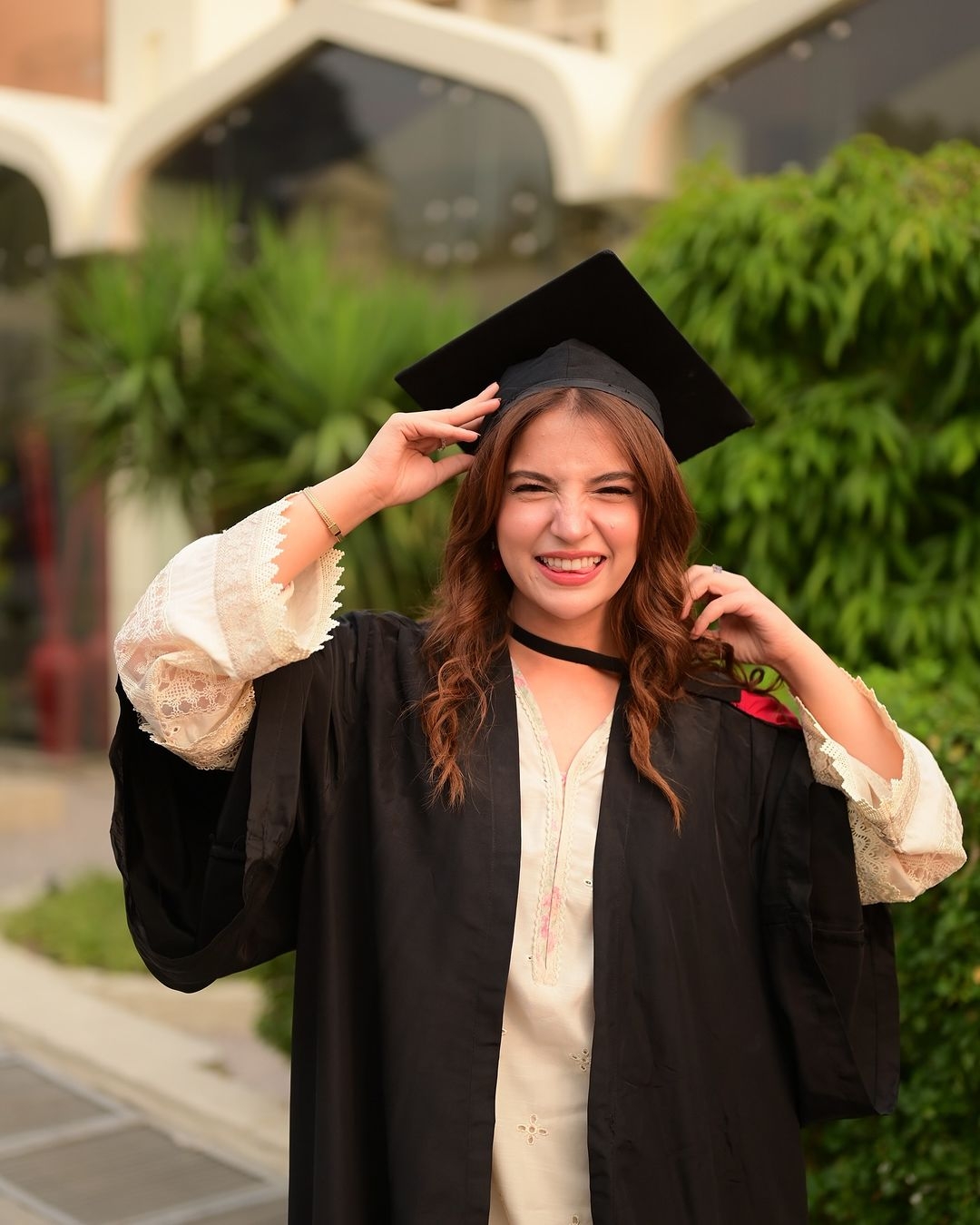 Dananeer Mobeen Graduation Ceremony Pictures with Parents | Reviewit.pk