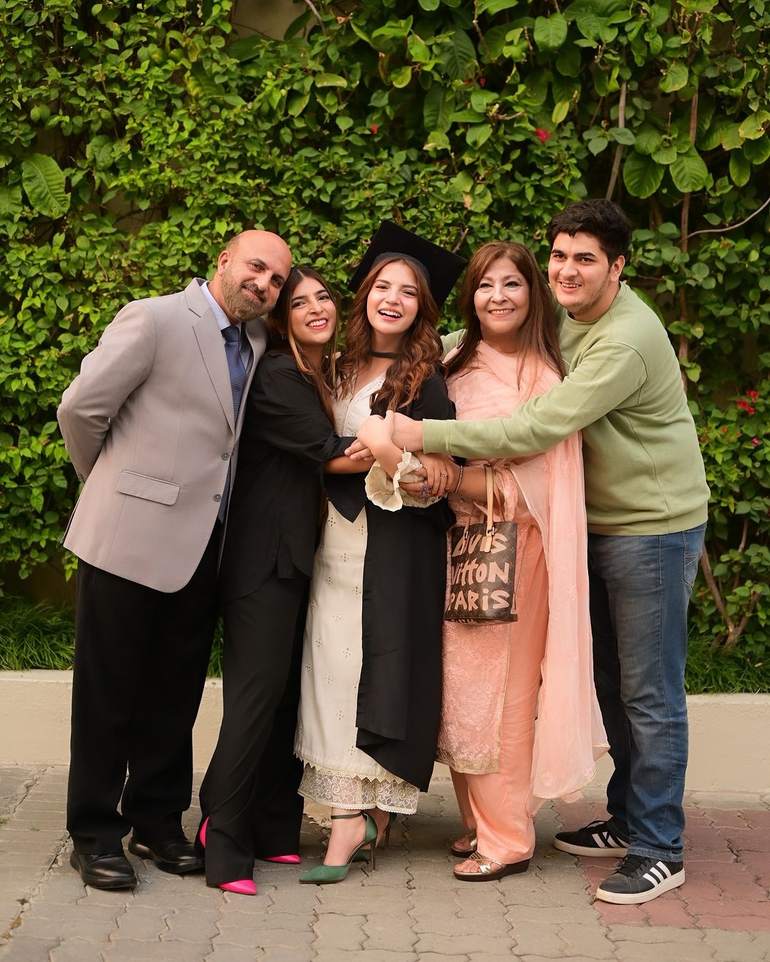 Dananeer Mobeen Graduation Ceremony Pictures with Parents | Reviewit.pk
