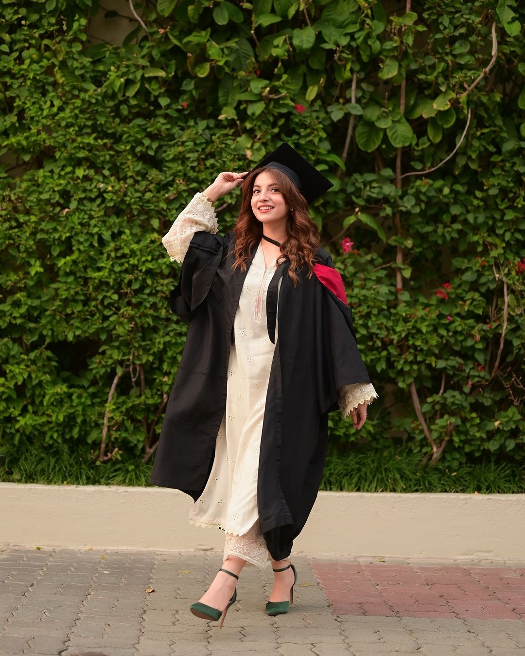 Dananeer Mobeen Graduation Ceremony Pictures with Parents | Reviewit.pk