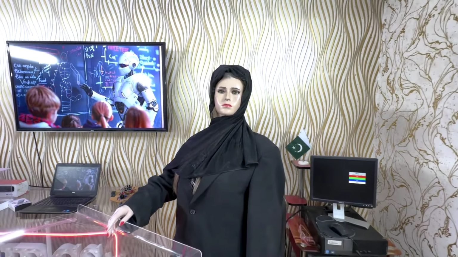 Faryal Mehmood Calls Out Hijab Robot Reviewitpk