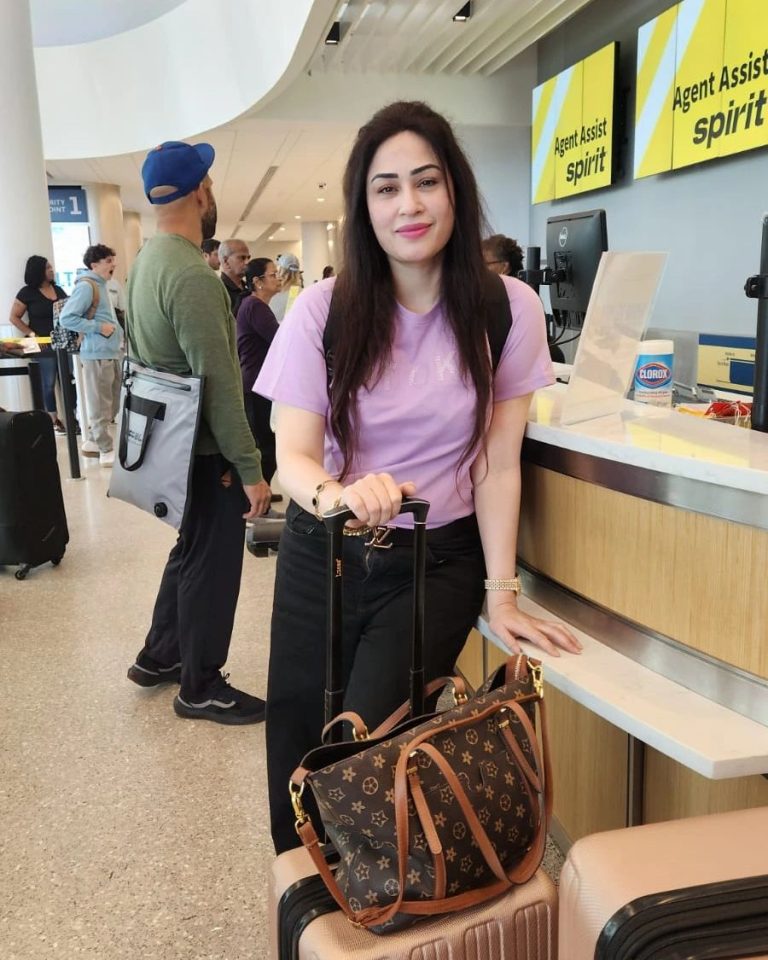 Humaira Arshad Breaks Down Remembering Late Father | Reviewit.pk