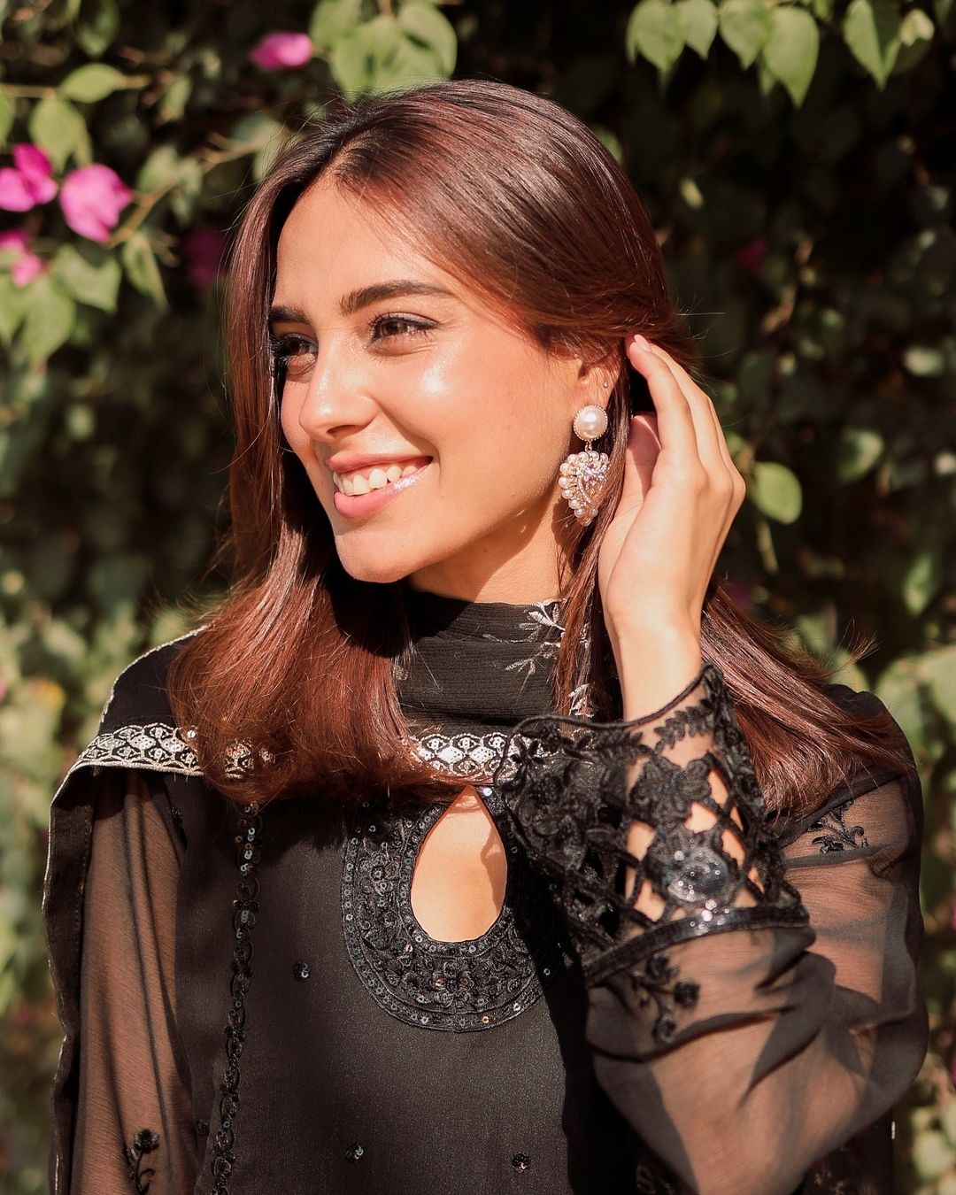 Iqra Aziz's New Stunning Family Photos | Reviewit.pk