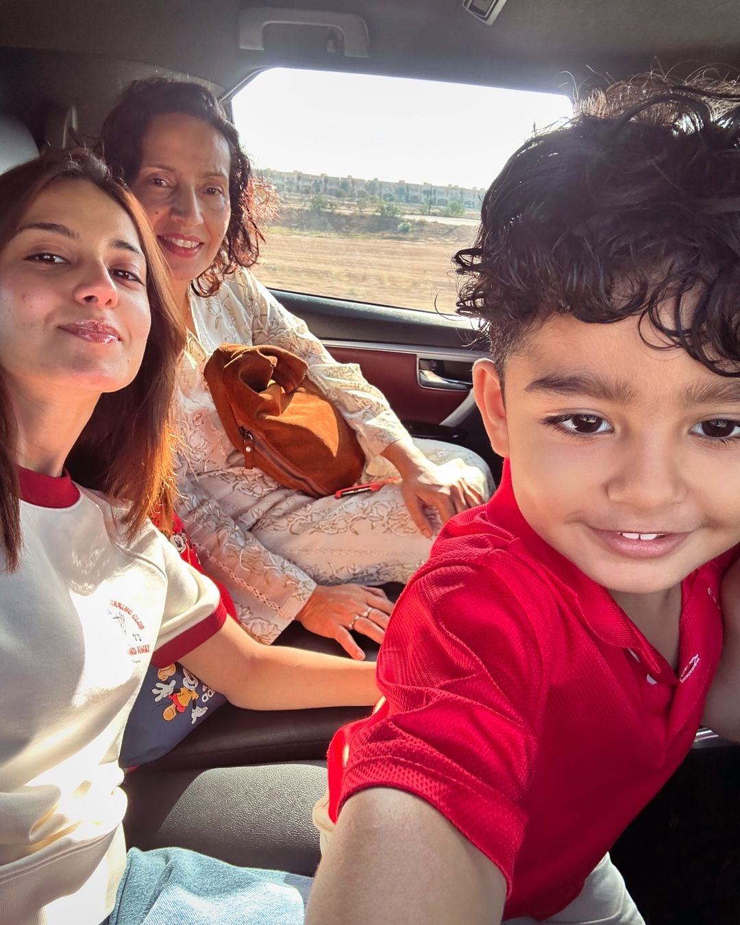 Iqra Aziz's New Stunning Family Photos | Reviewit.pk