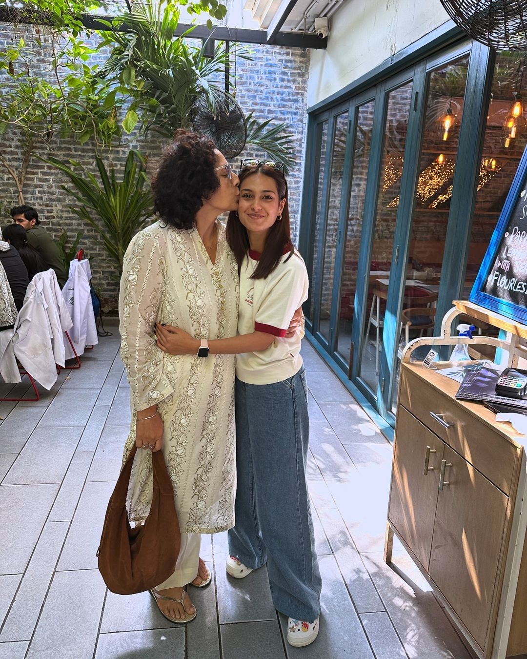 Iqra Aziz's New Stunning Family Photos | Reviewit.pk