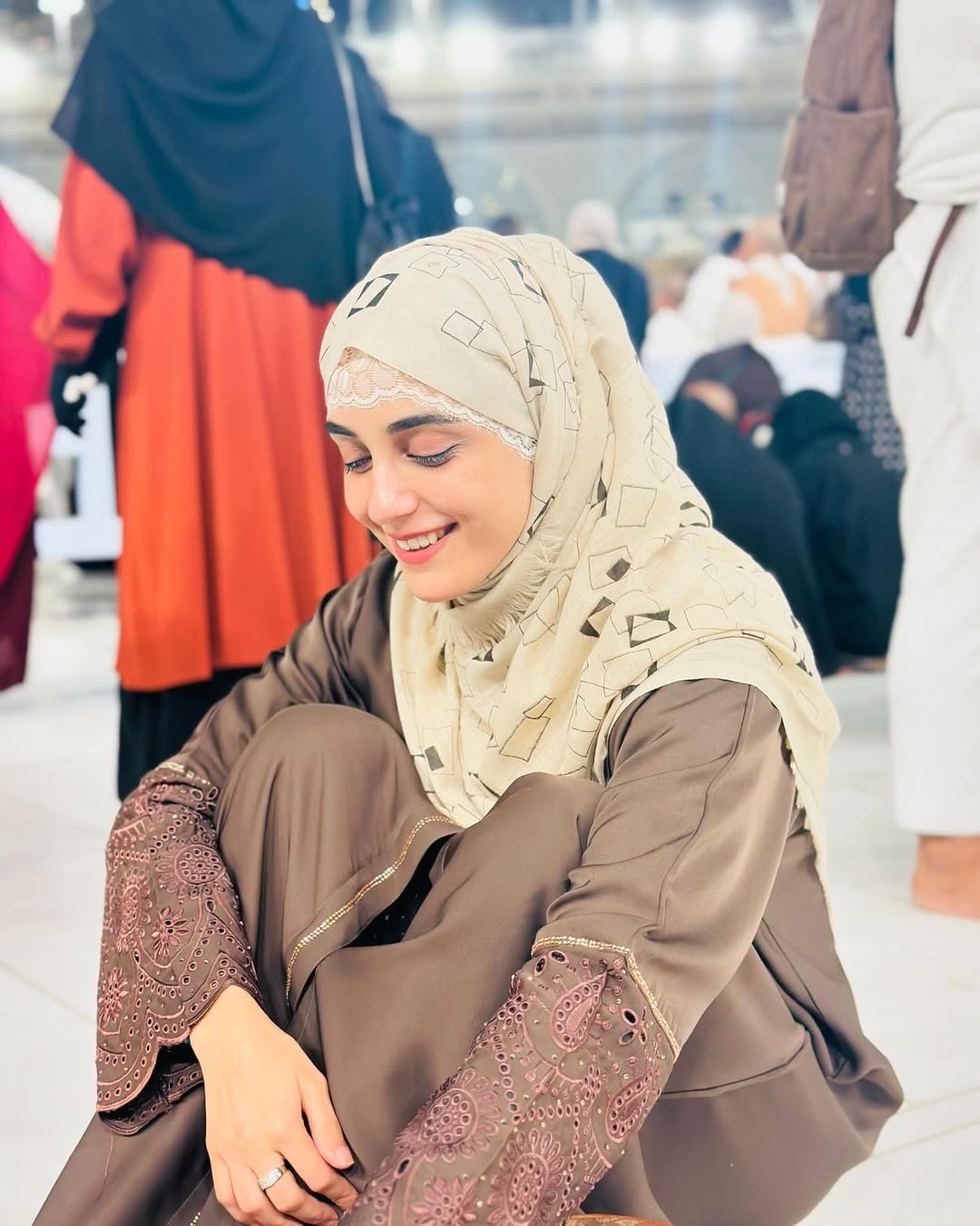 Maya Ali Shares Beautiful Pictures from Her Umrah | Reviewit.pk