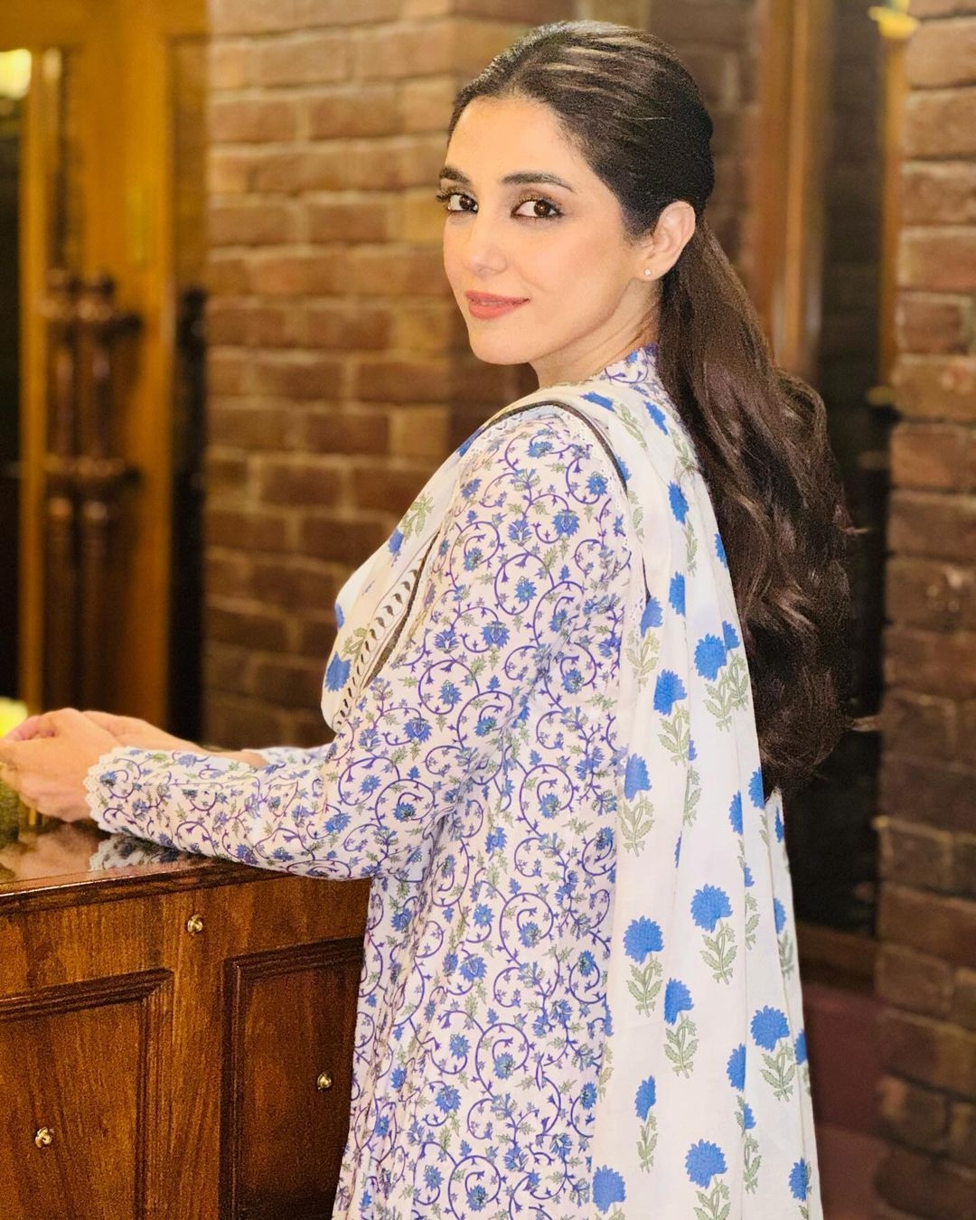 Maya Ali Shares Beautiful Pictures from Her Umrah | Reviewit.pk