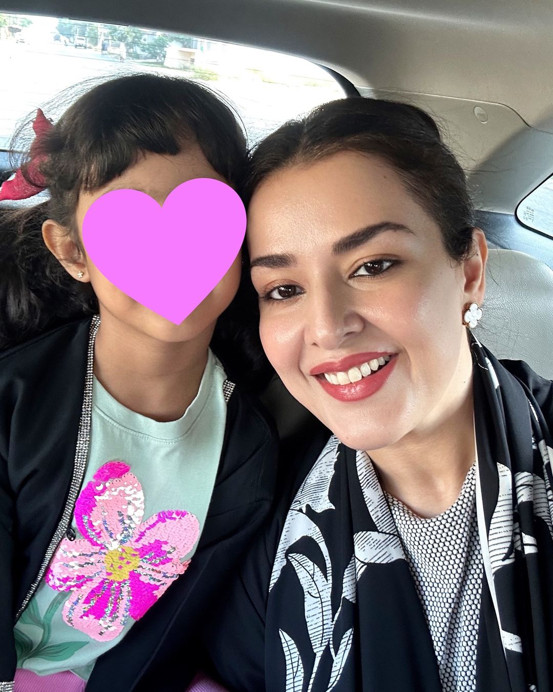 Natasha Lakhani Shares Beautiful Umrah Pictures | Reviewit.pk