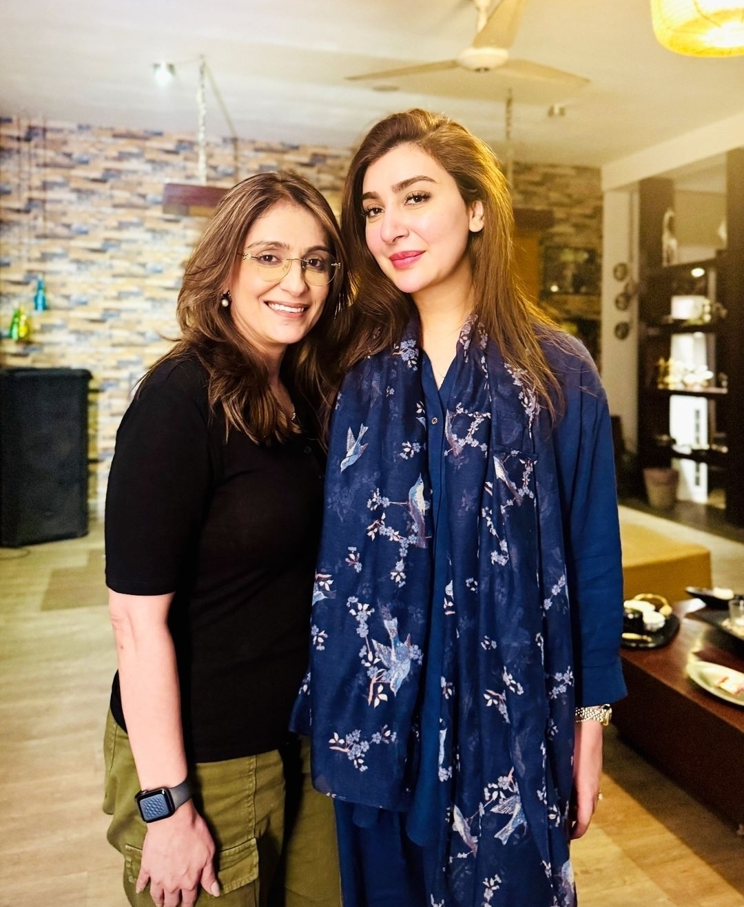 Aisha Khan New Pictures with Friends | Reviewit.pk