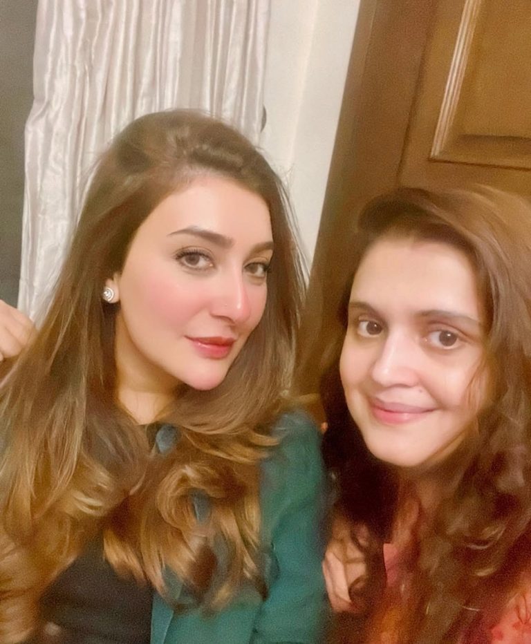 Aisha Khan New Pictures with Friends | Reviewit.pk