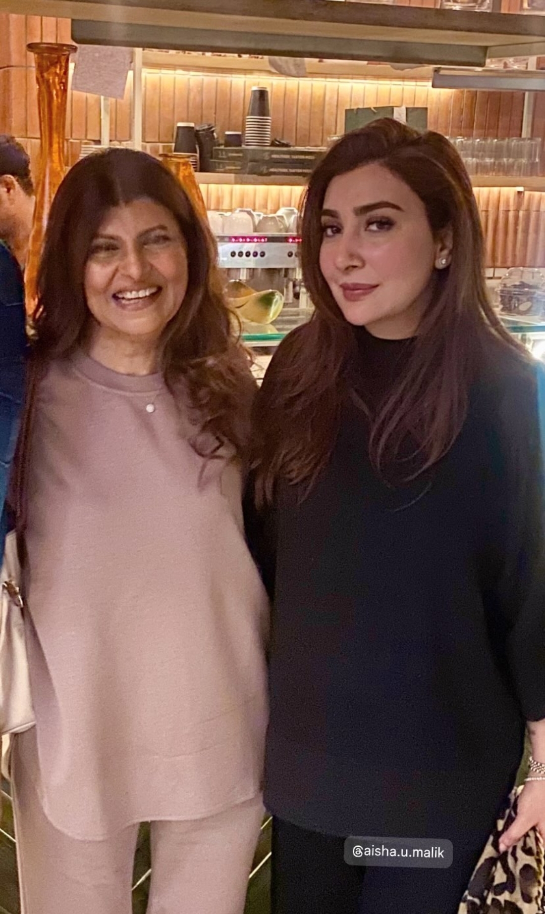 Aisha Khan New Pictures with Friends | Reviewit.pk