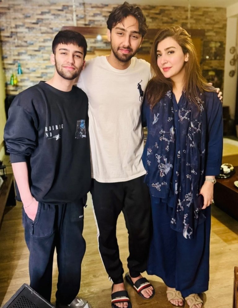 Aisha Khan New Pictures with Friends | Reviewit.pk