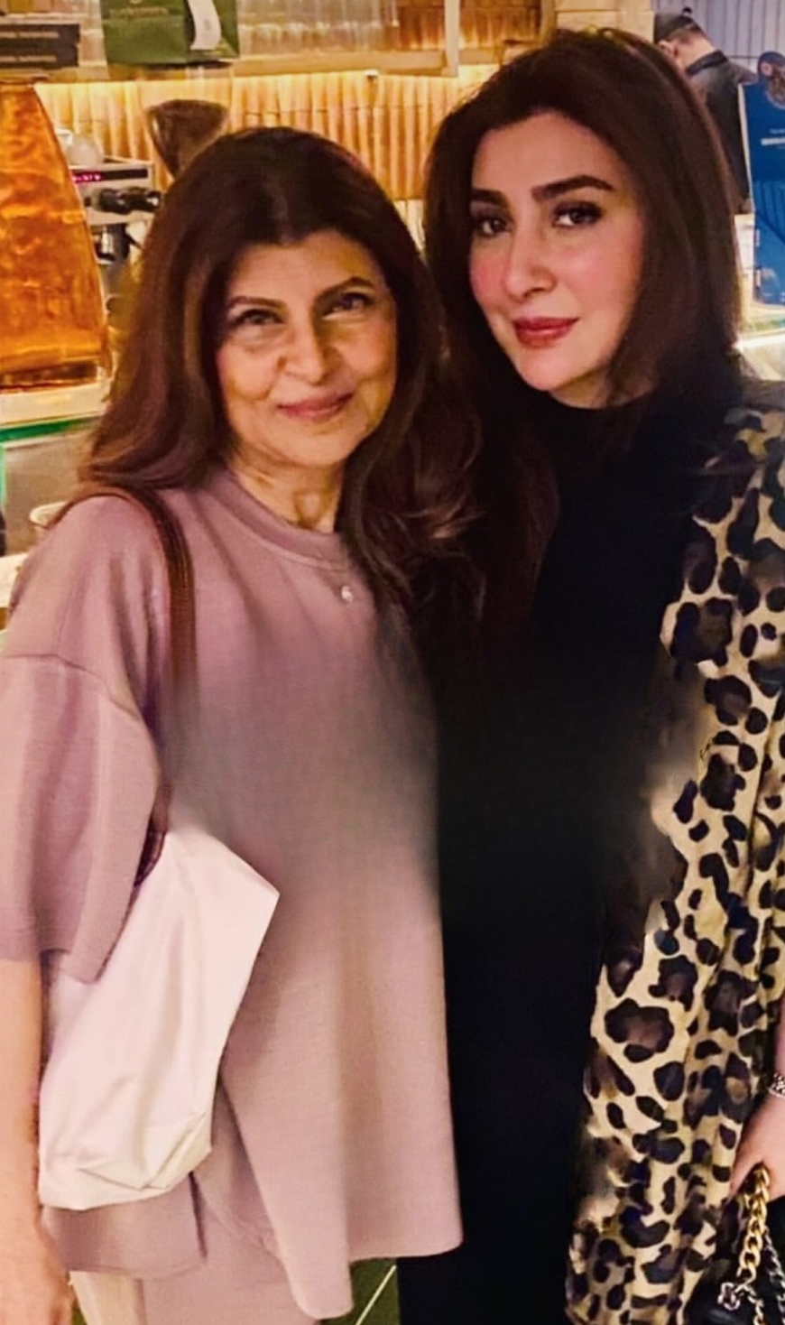 Aisha Khan New Pictures with Friends | Reviewit.pk