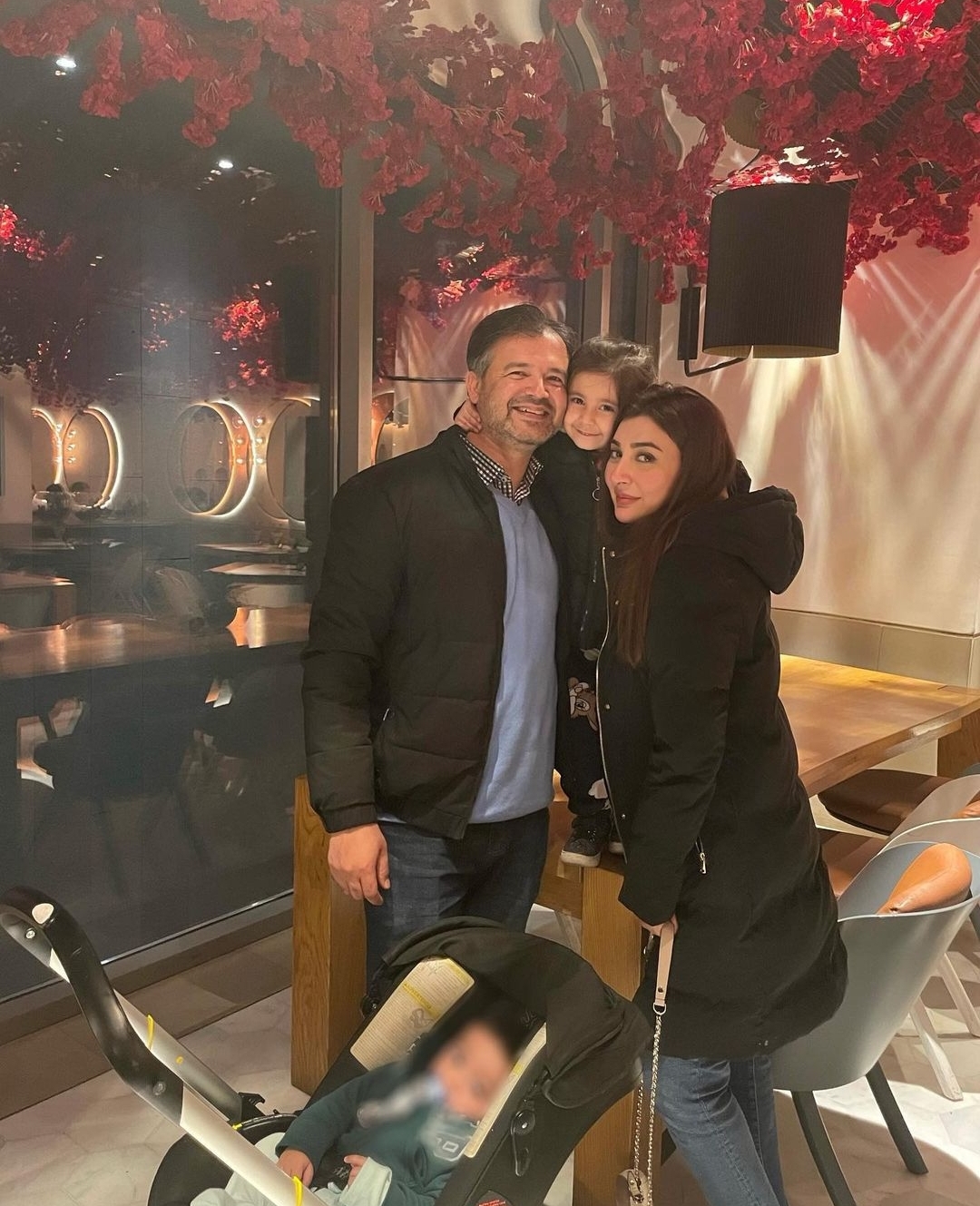 Aisha Khan New Pictures with Friends | Reviewit.pk