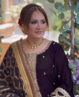 Asma Abbas Celebrates 35th Wedding Anniversary | Reviewit.pk