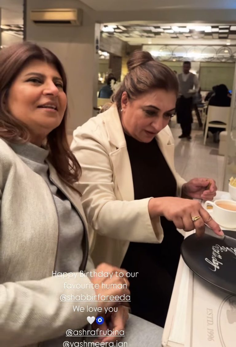Fareeda Shabbir Celebrates Birthday with Family & Friends | Reviewit.pk