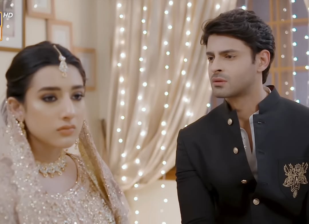 Bismil Fame Sherbano Rehmani Shares BTS Pictures from Drama | Reviewit.pk