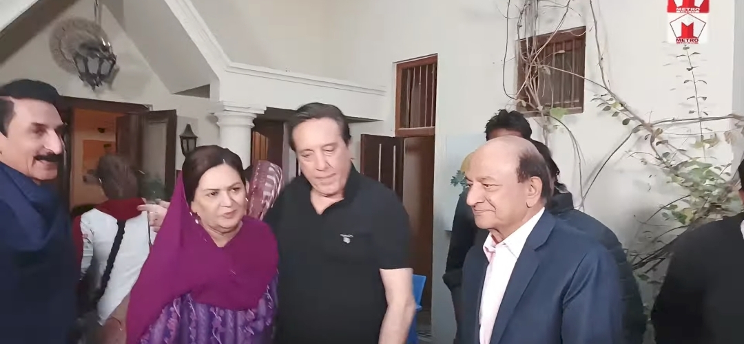 Javed Sheikh Celebrates 50 Years in Industry with Friends | Reviewit.pk