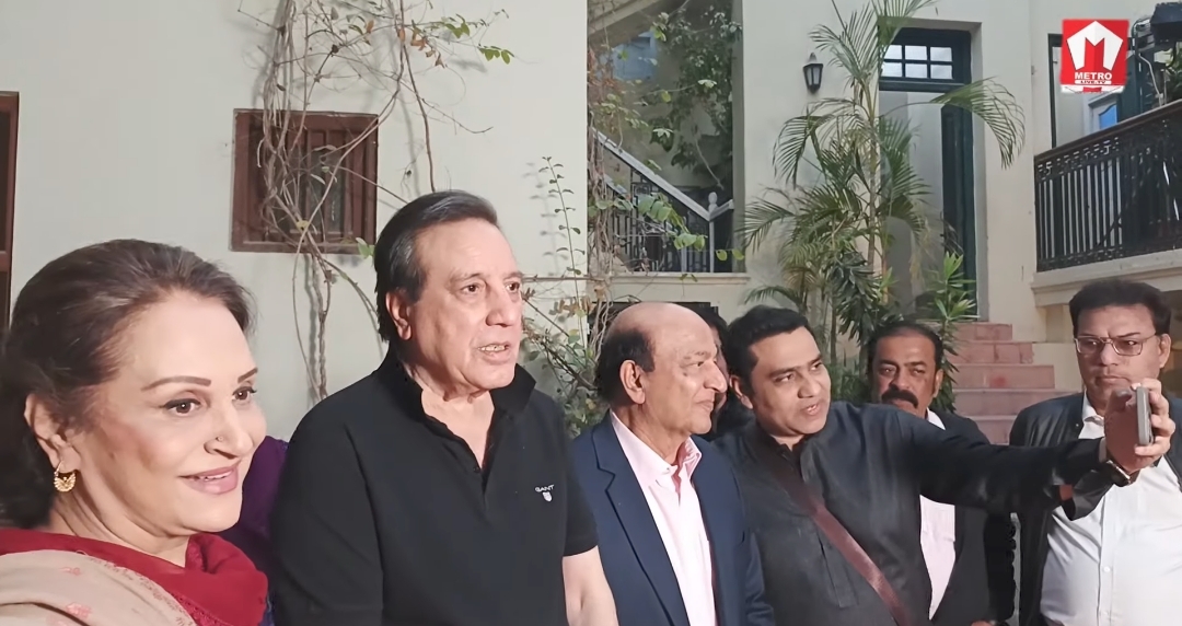 Javed Sheikh Celebrates 50 Years in Industry with Friends | Reviewit.pk
