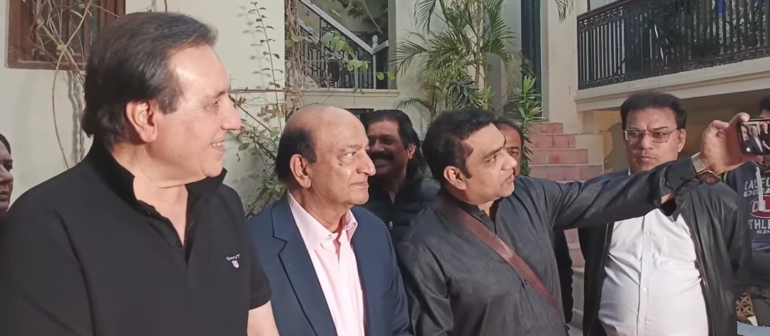 Javed Sheikh Celebrates 50 Years in Industry with Friends | Reviewit.pk