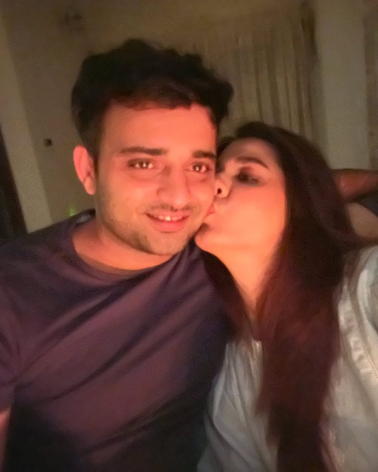 Kiran Ashfaque Hussein Dar Shares Pictures With Husband On Anniversary | Reviewit.pk