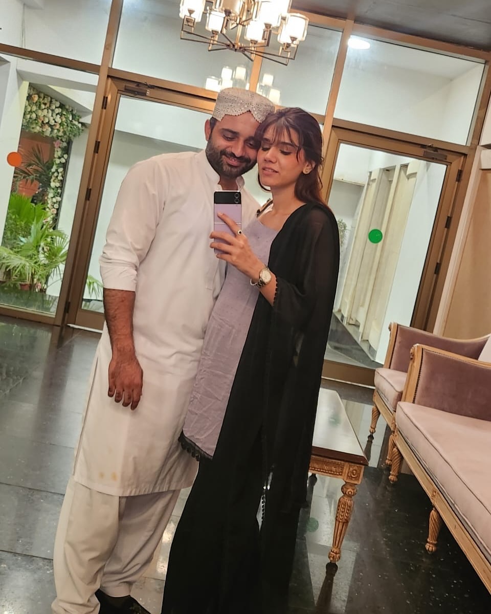 Kiran Ashfaque Hussein Dar Shares Pictures With Husband On Anniversary ...