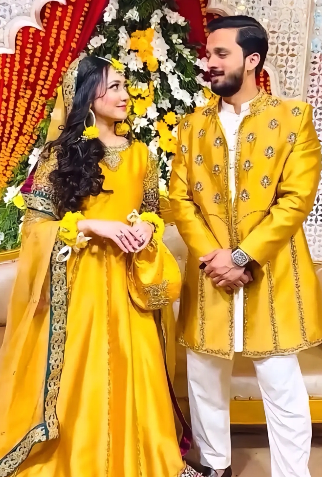 Rajab Butt Under Fire for Flashy Display of Wealth at Wedding | Reviewit.pk