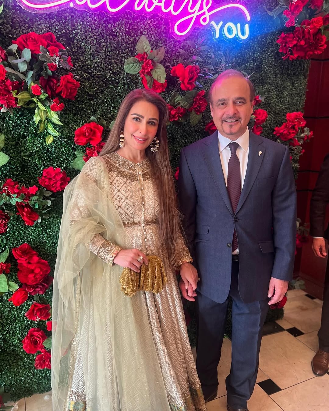 Reema Khan Attends Wedding with Husband in USA | Reviewit.pk