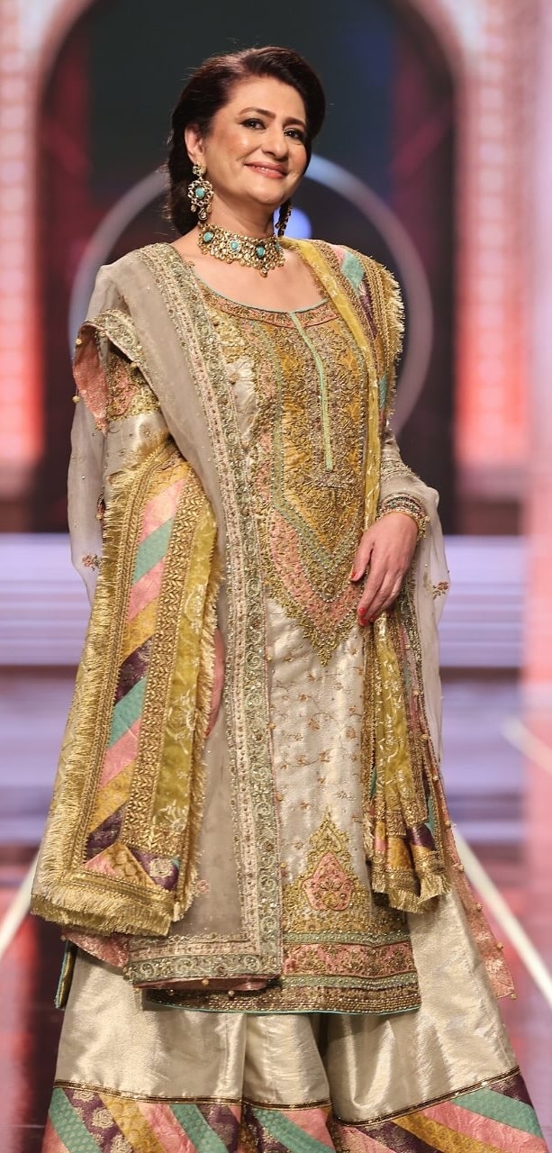 Saba Hameed Wins Hearts With Ramp Walk | Reviewit.pk