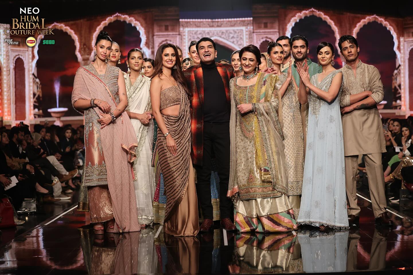 Saba Hameed Wins Hearts With Ramp Walk | Reviewit.pk