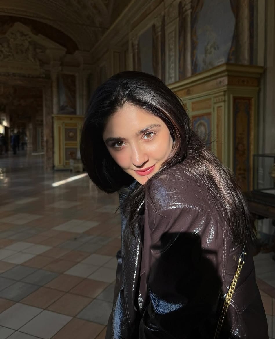 Durefishan Saleem Stunning Pictures from Her Italy Trip | Reviewit.pk