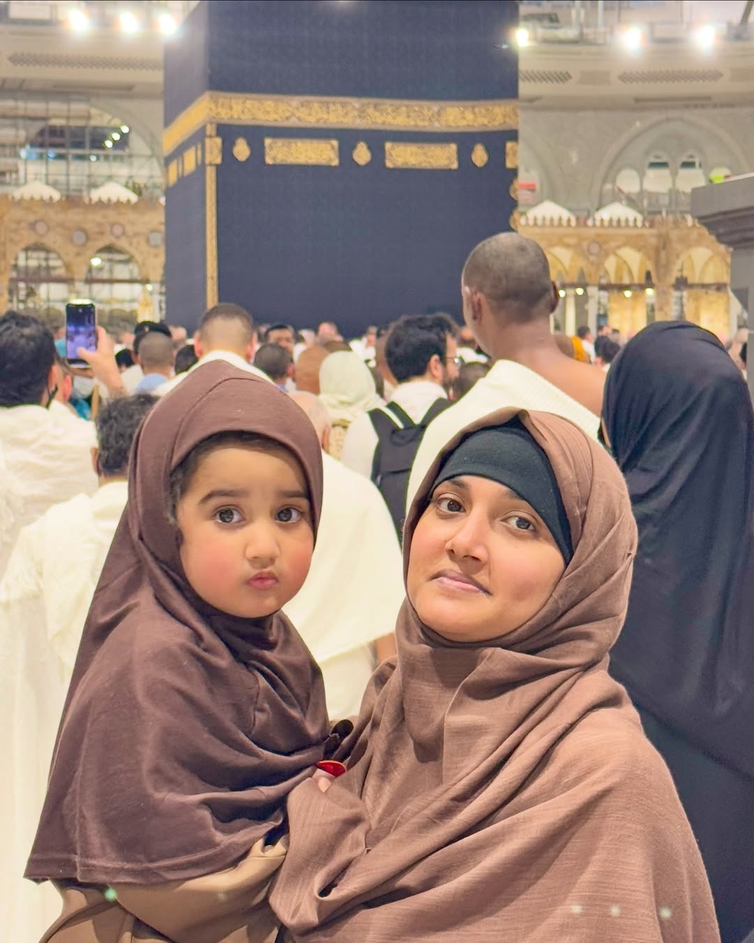 Kiran Tabeir Pictures from Umrah Trip with Family | Reviewit.pk